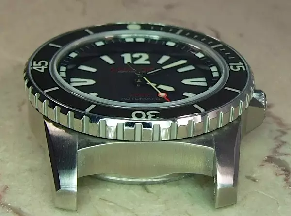 LUM-TEC 300M-1 dial at lugs