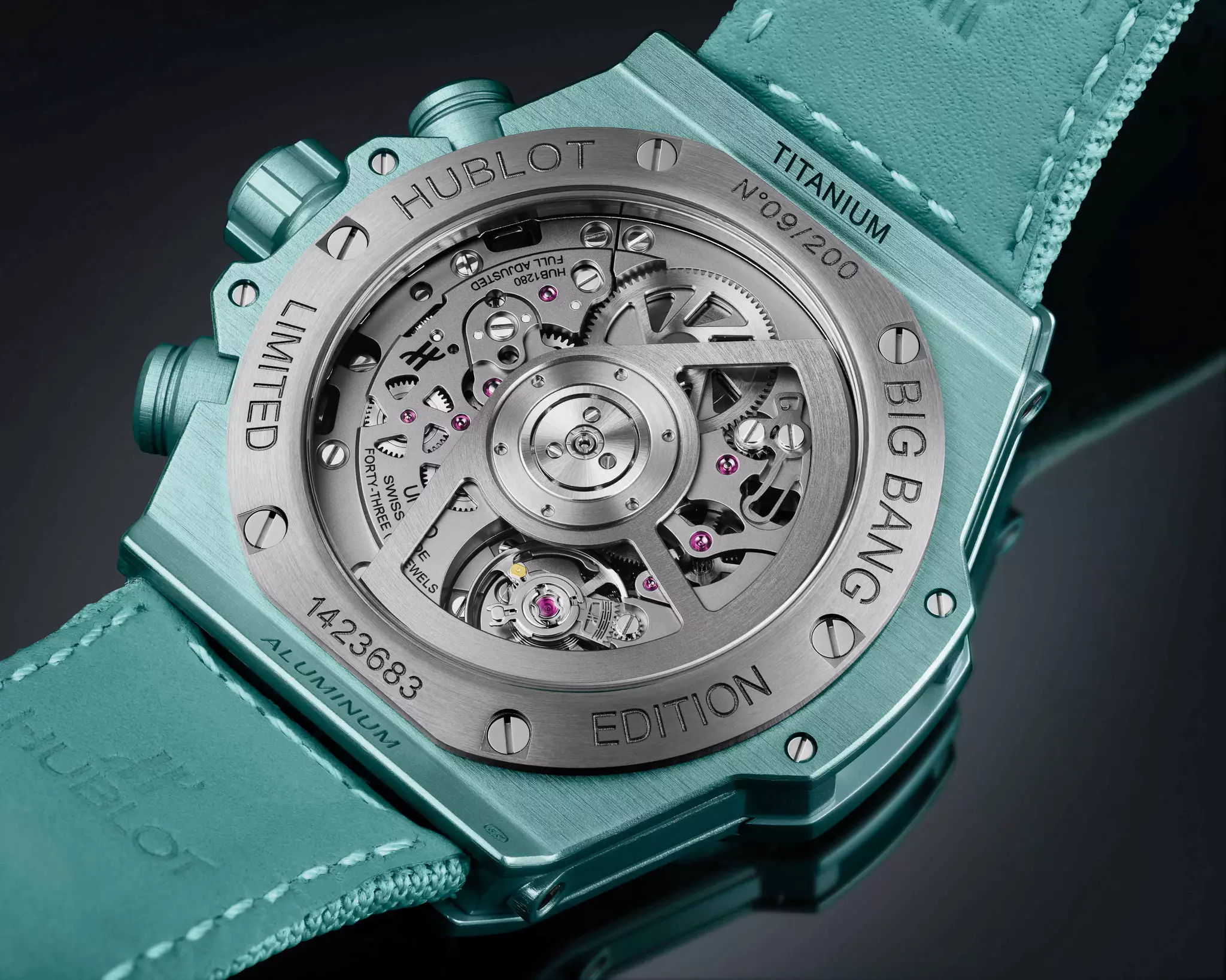 Hublot zanurza się w lato z nowym turkusowym anodyzowanym aluminium Big Bang Unico 2977_4