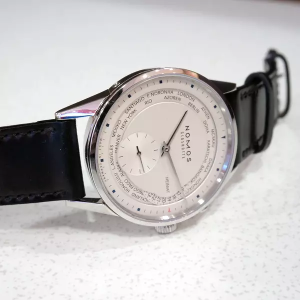 Nomos Glashütte Zürich Weltzeit Zijdelingse kijkhoek