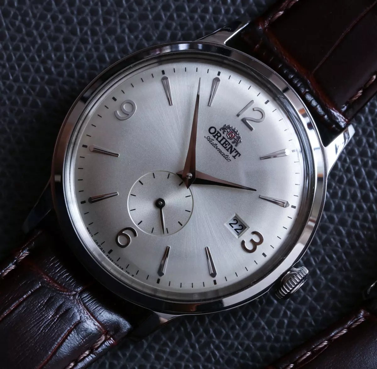 Orient Bambino Small Seconds ciferblato detalės vaizdas iš viršaus