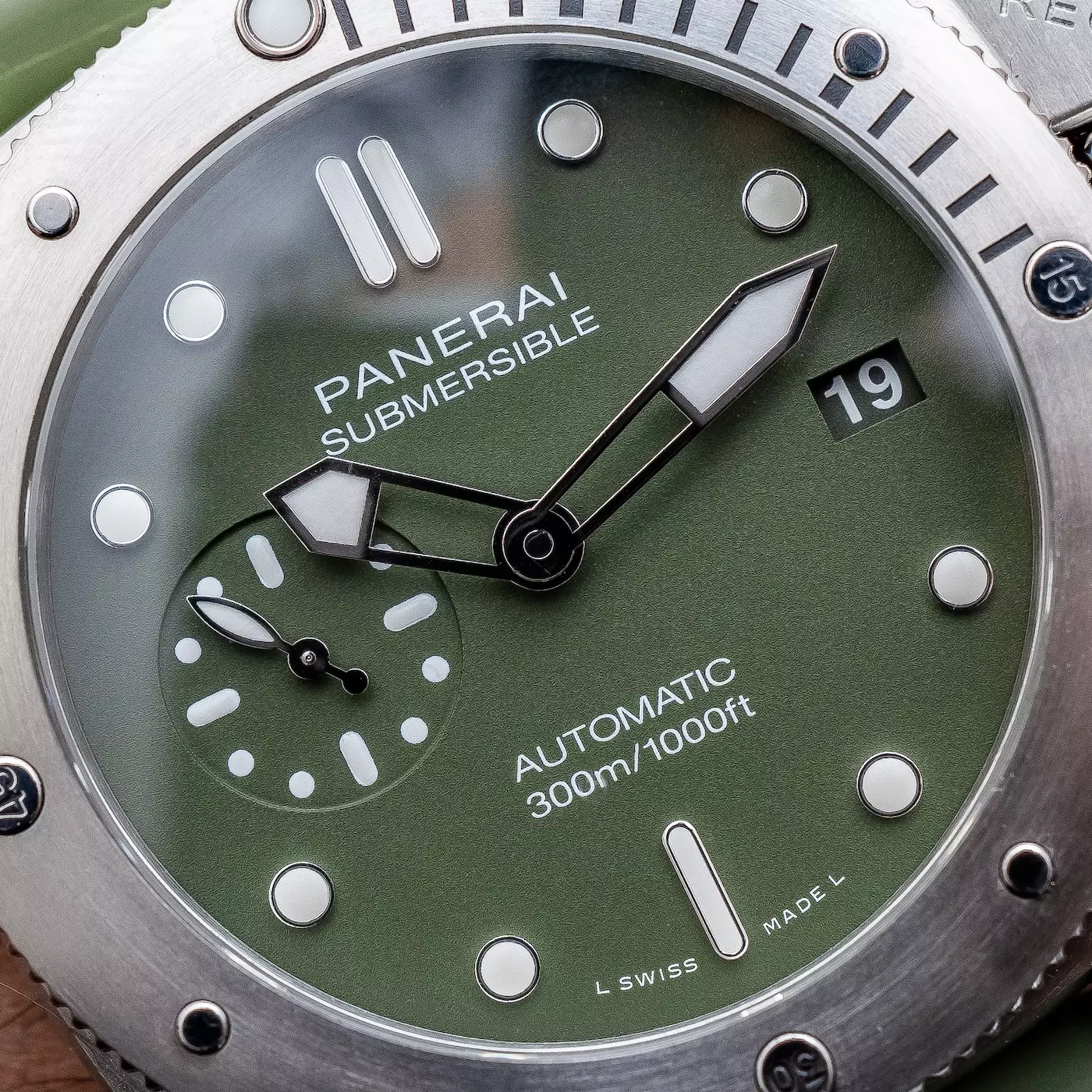 panerai dhiailiú glas báite verde militare 42mm pam01055