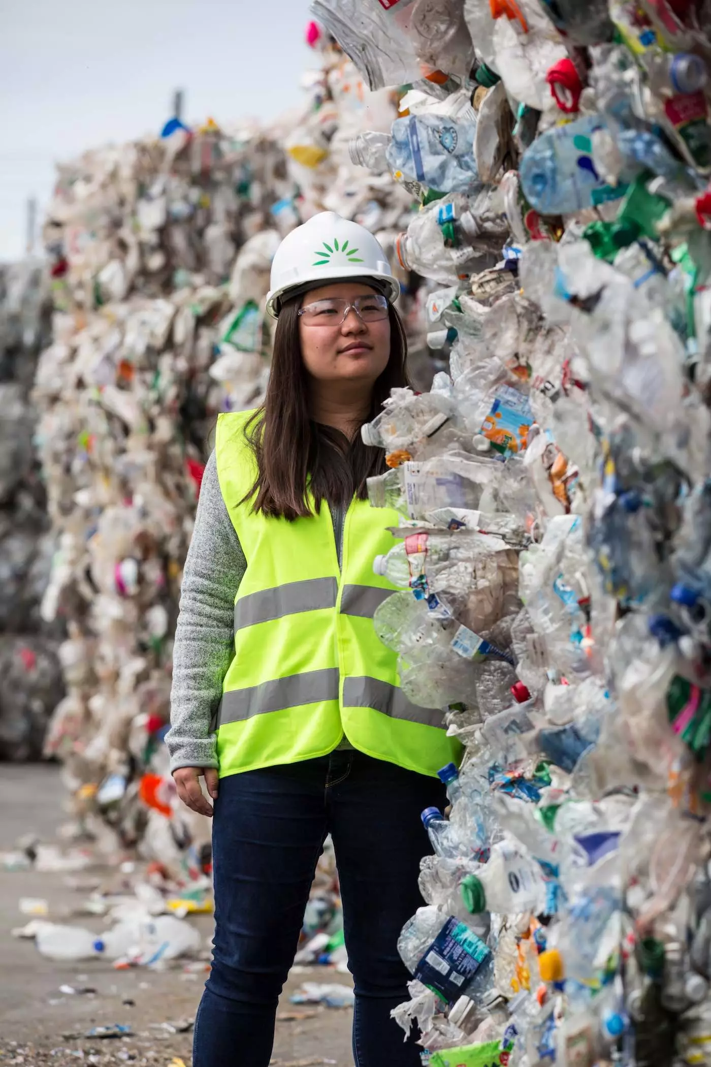 Miranda Wang katika Greenwaste Recovery Facility, California, akirejelea taka za plastiki kuwa kemikali muhimu kwa utengenezaji.