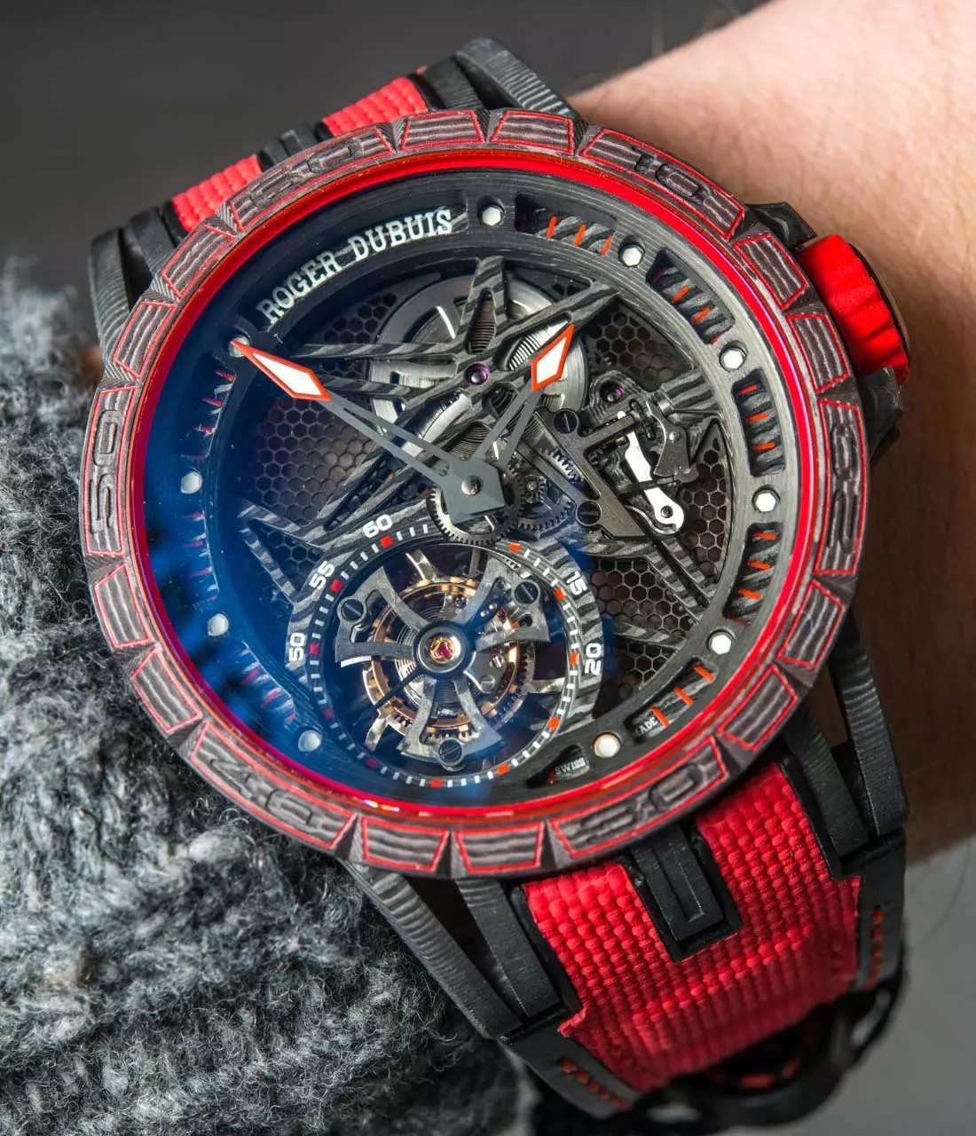 Roger-Dubuis-Excalibur-Spider-Carbon-Mouvement-Tourbillon-Squelette-2017-aBlogtoWatch-7