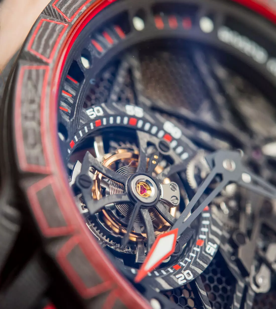 Roger-Dubuis-Excalibur-Spider-Carbon-Mouvement-Tourbillon-Squelette-2017-aBlogtoWatch-1