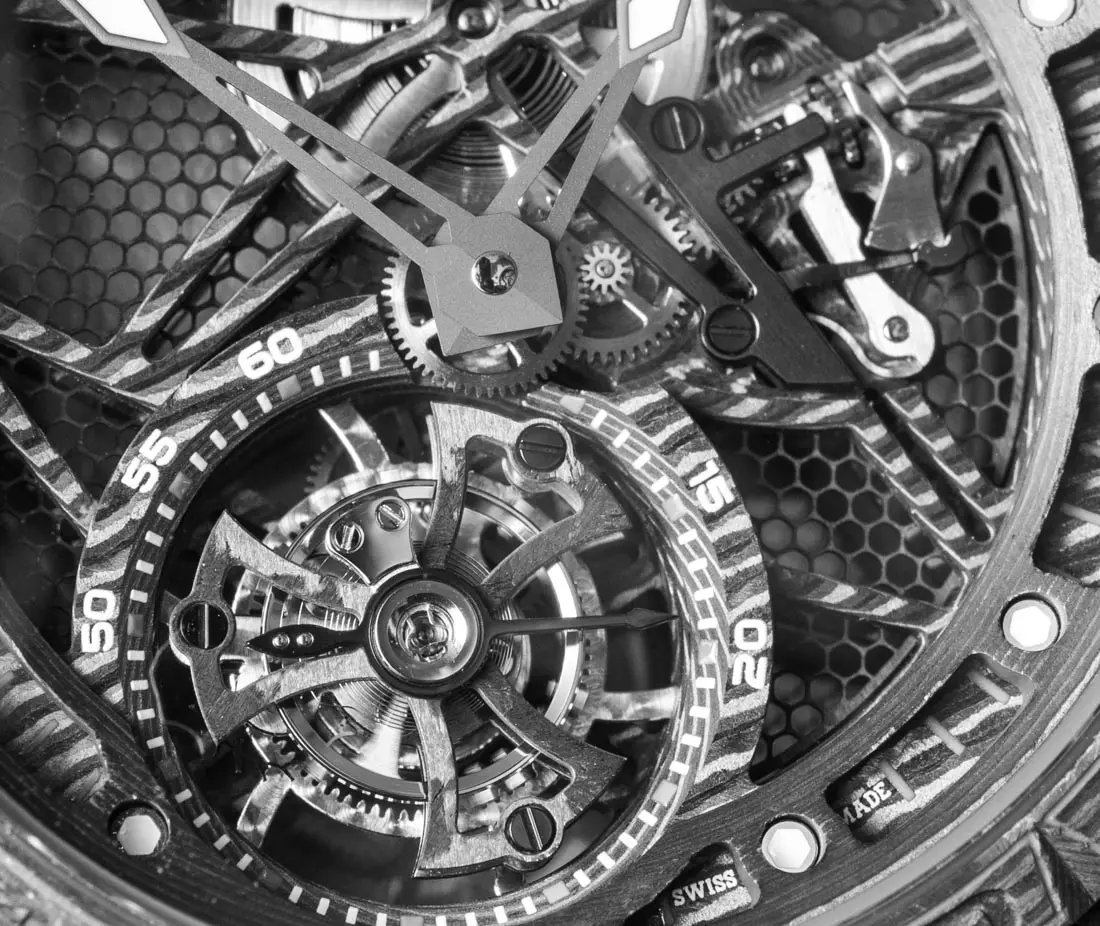 Roger-Dubuis-Excalibur-Spider-Carbon-Mouvement-Tourbillon-Squelette-2017-aBlogtoWatch-3