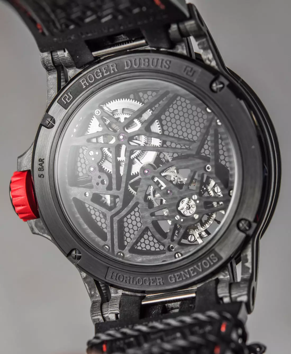 Roger-Dubuis-Excalibur-Spider-Carbon-Bewegung-Tourbillon-Skelett-2017-aBlogtoWatch-2