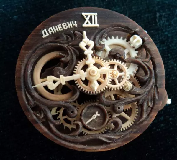 Yakanyatso Carved Danevych yekutarisa kufamba uye dial