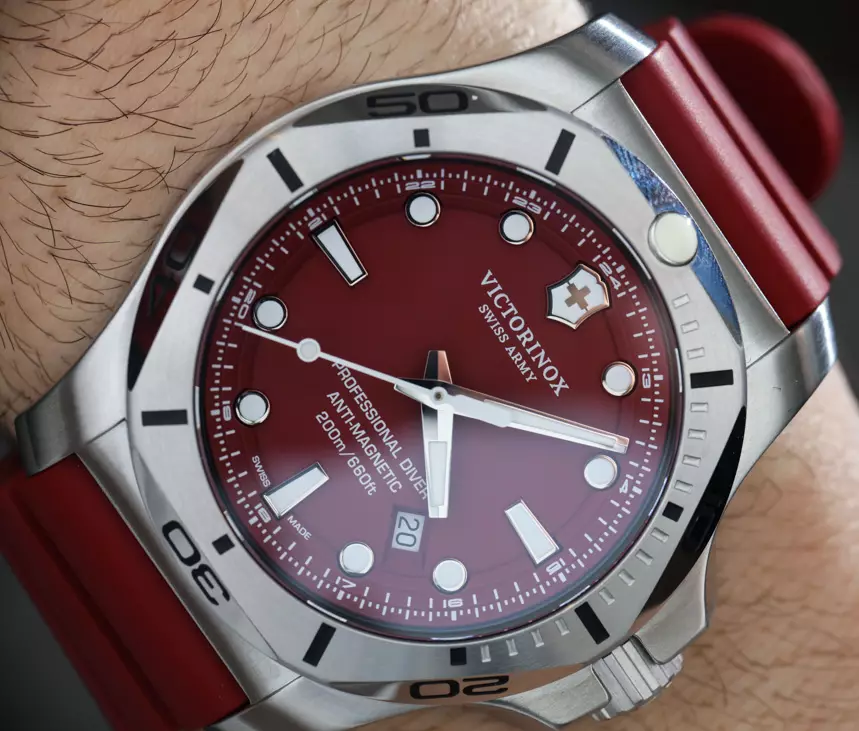 Victorinox-Swiss-Army-INOX-Ọkachamara-Diver-watch-4