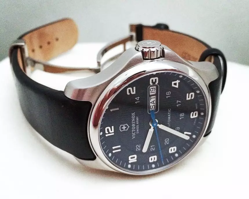 Victorinox-Swiss-Army-Officers-Day-Date-Mechanical-Watch-3