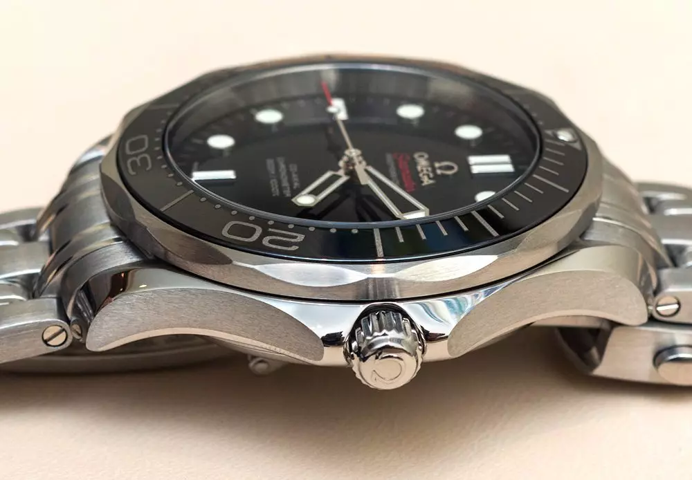 Омега-Seamaster-Diver-300M-aBlogtoWatch-15