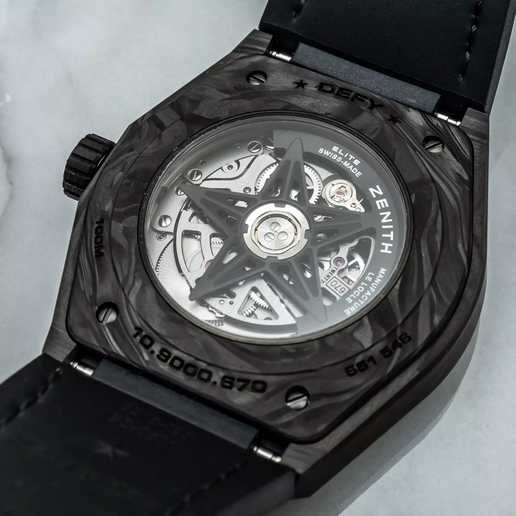 Práctico: el reloj Zenith Defy Classic Carbon presenta una caja de fibra de carbono y una pulsera integrada 39074_10