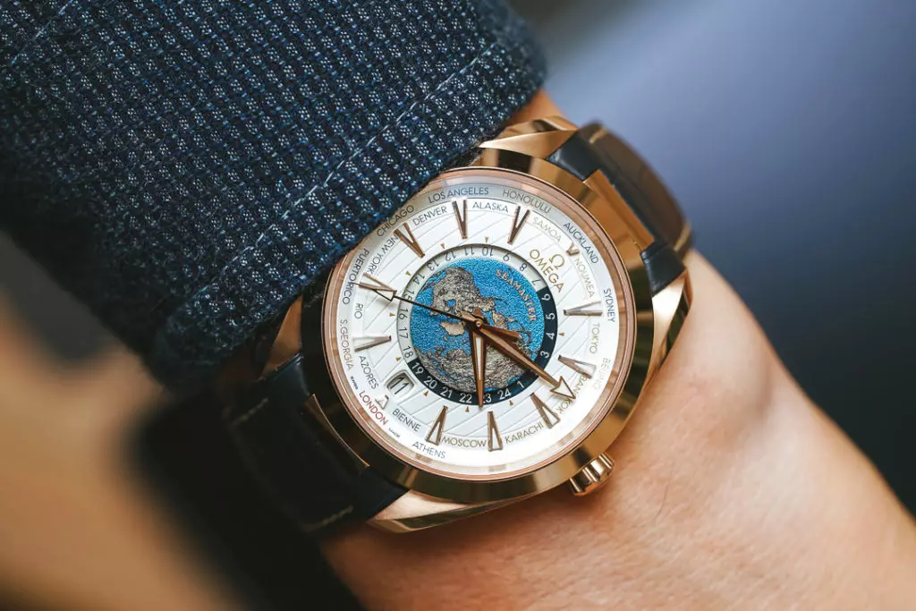 Практический обзор: часы Omega Seamaster Aqua Terra Worldtimer Master Chronometer Sedna Gold 40674_1