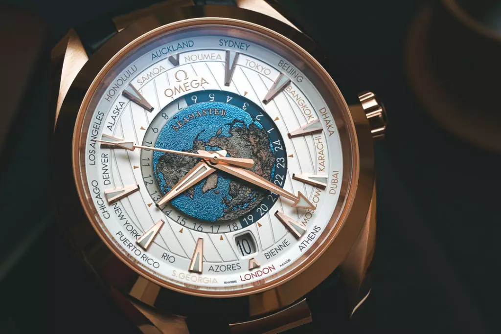 Ձեռքով՝ Omega Seamaster Aqua Terra Worldtimer Master Chronometer Sedna Gold Ժամացույց 40674_10