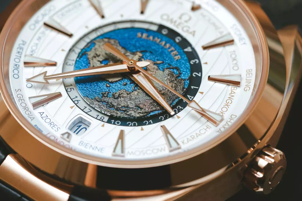 Практический обзор: часы Omega Seamaster Aqua Terra Worldtimer Master Chronometer Sedna Gold 40674_2