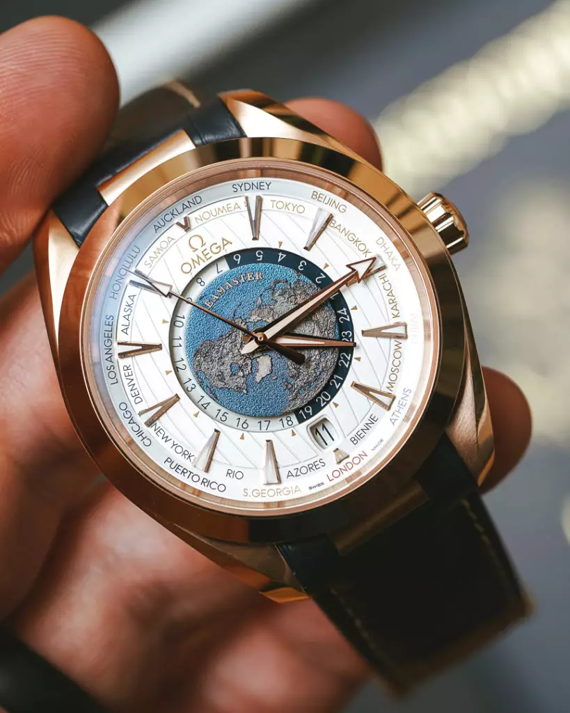 Hannun Hannu: Omega Seamaster Aqua Terra Worldtimer Master Chronometer Sedna Gold Watch 40674_5