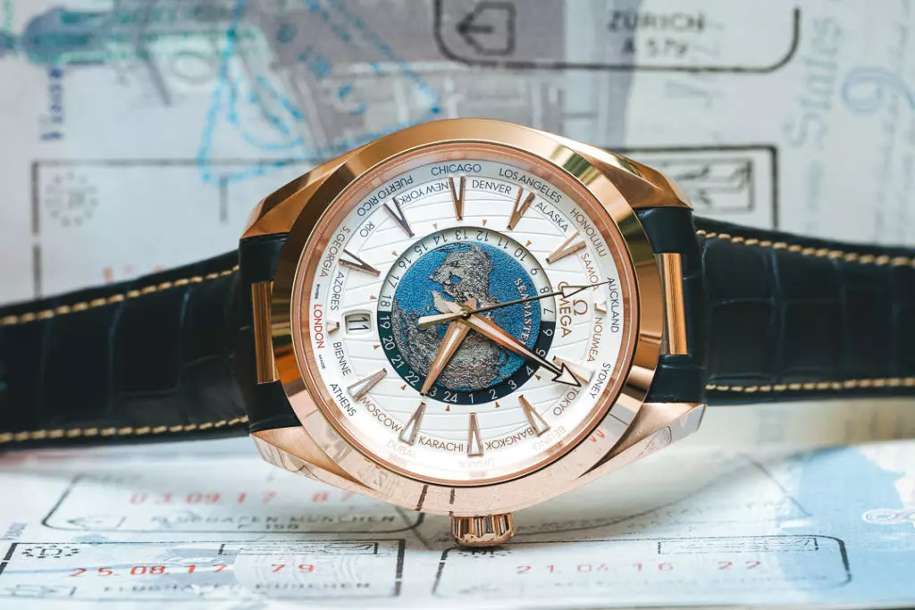 ដៃ៖ Omega Seamaster Aqua Terra Worldtimer Master Chronometer Sedna Gold Watch 40674_9