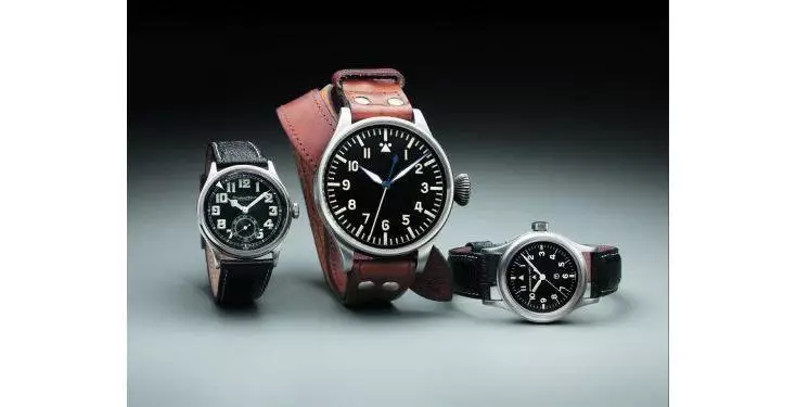 1940 жылғы IWC Big Pilot's Watch (52 калибрлі T.S.C.) алдыңғы буын IWC ұшқыш сағаттарымен салыстырғанда.