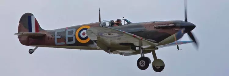 Y Spitfire P7350 yn hedfan