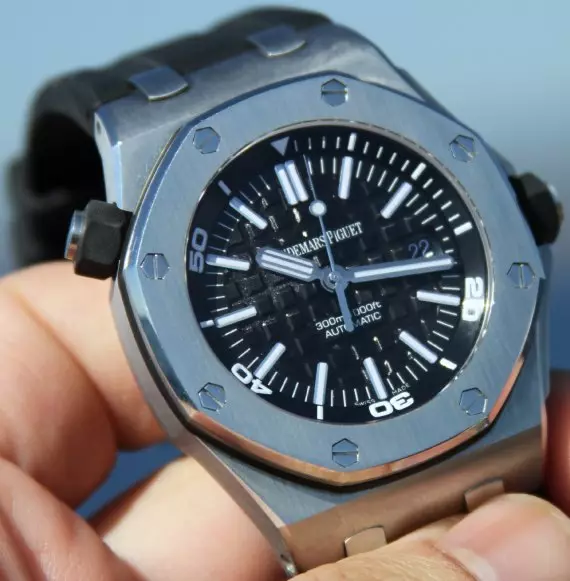 Audemars Piguet Royal Oak Offshore Diver observa em um barco 44186_3