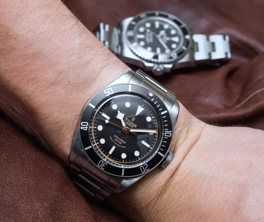 Rolex-Submariner-No-Date-114060-Tudor-Heritage-Black-Bay-Swart-79220-Compare-Review-aBlogtoWatch-27