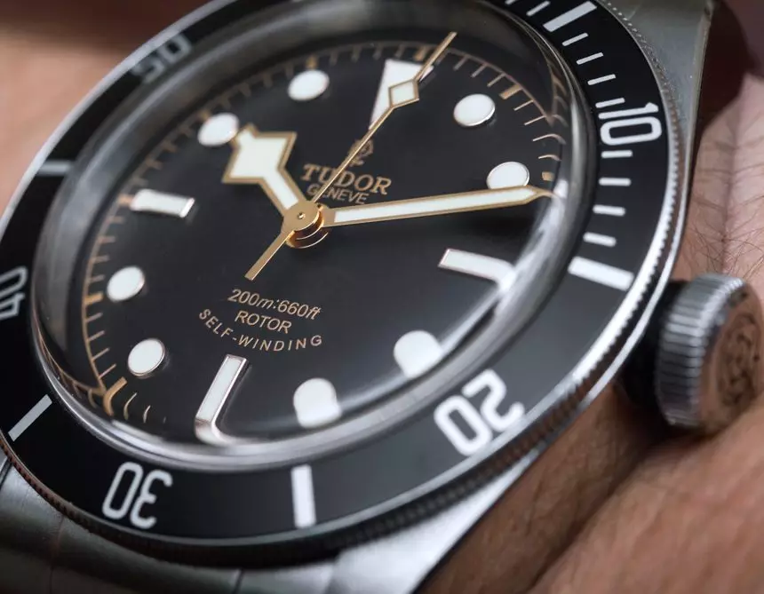 Rolex-Submariner-No-Date-114060-Tudor-Heritage-Black-Bay-Black-79220-Салыштыруу-Салыштыруу-aBlogtoWatch-30