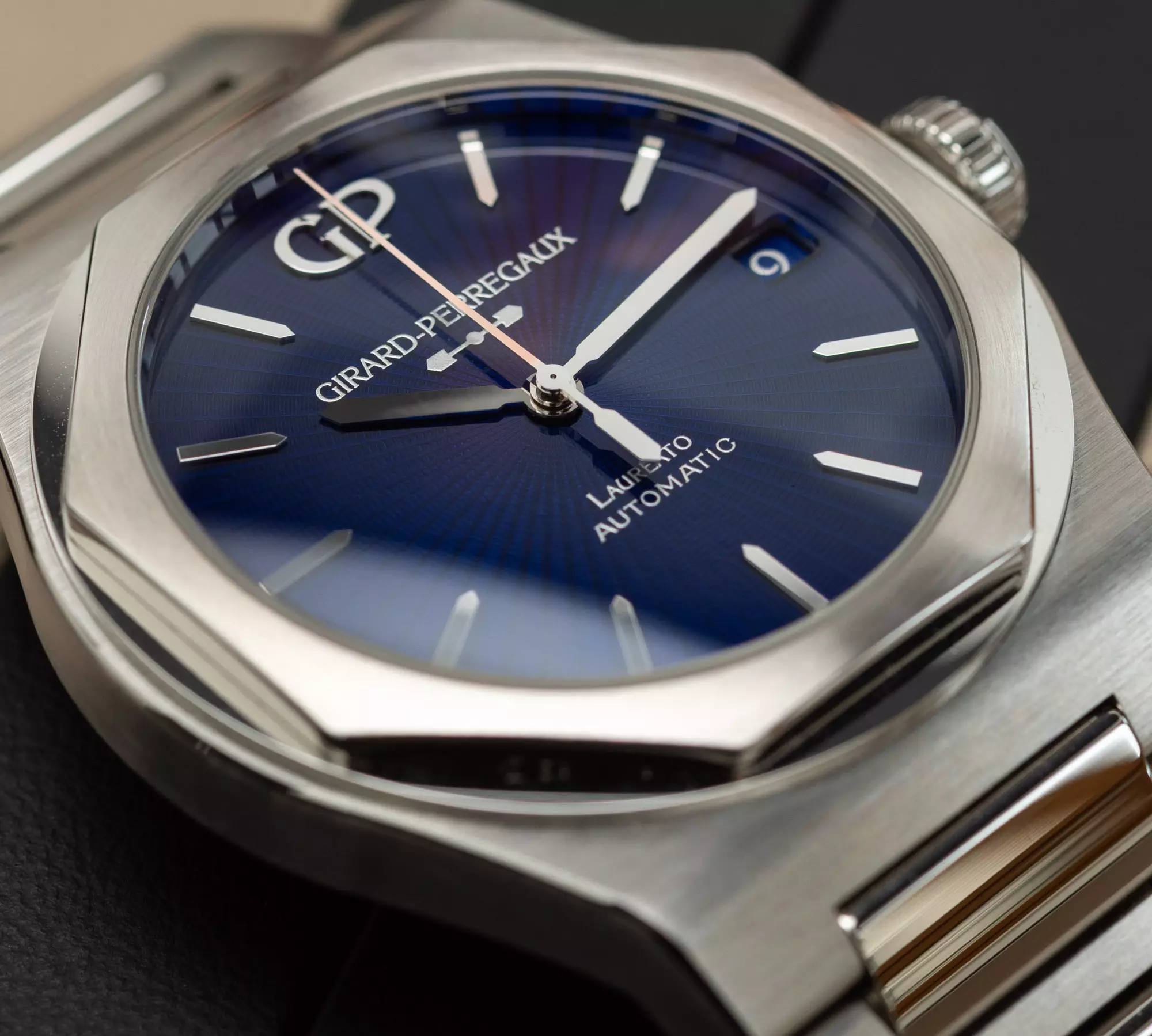 Hands-On Debut: Girard-Perregaux Laureato Eternity Edition na Engraved Enamel Dial Watch 4527_8