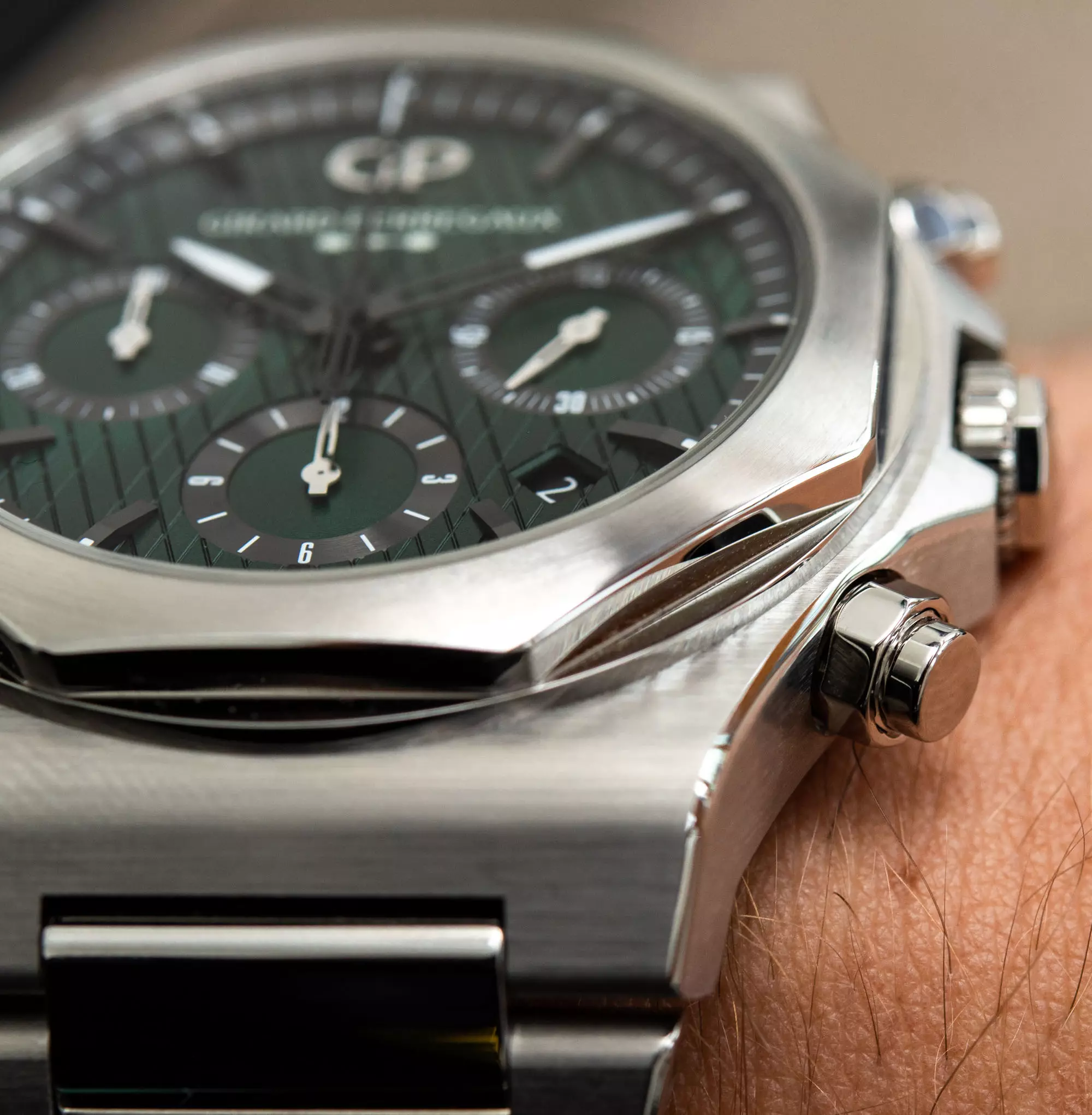 Chronograf Girard-Perregaux Laureato - hodinky Aston Martin Edition 4530_2