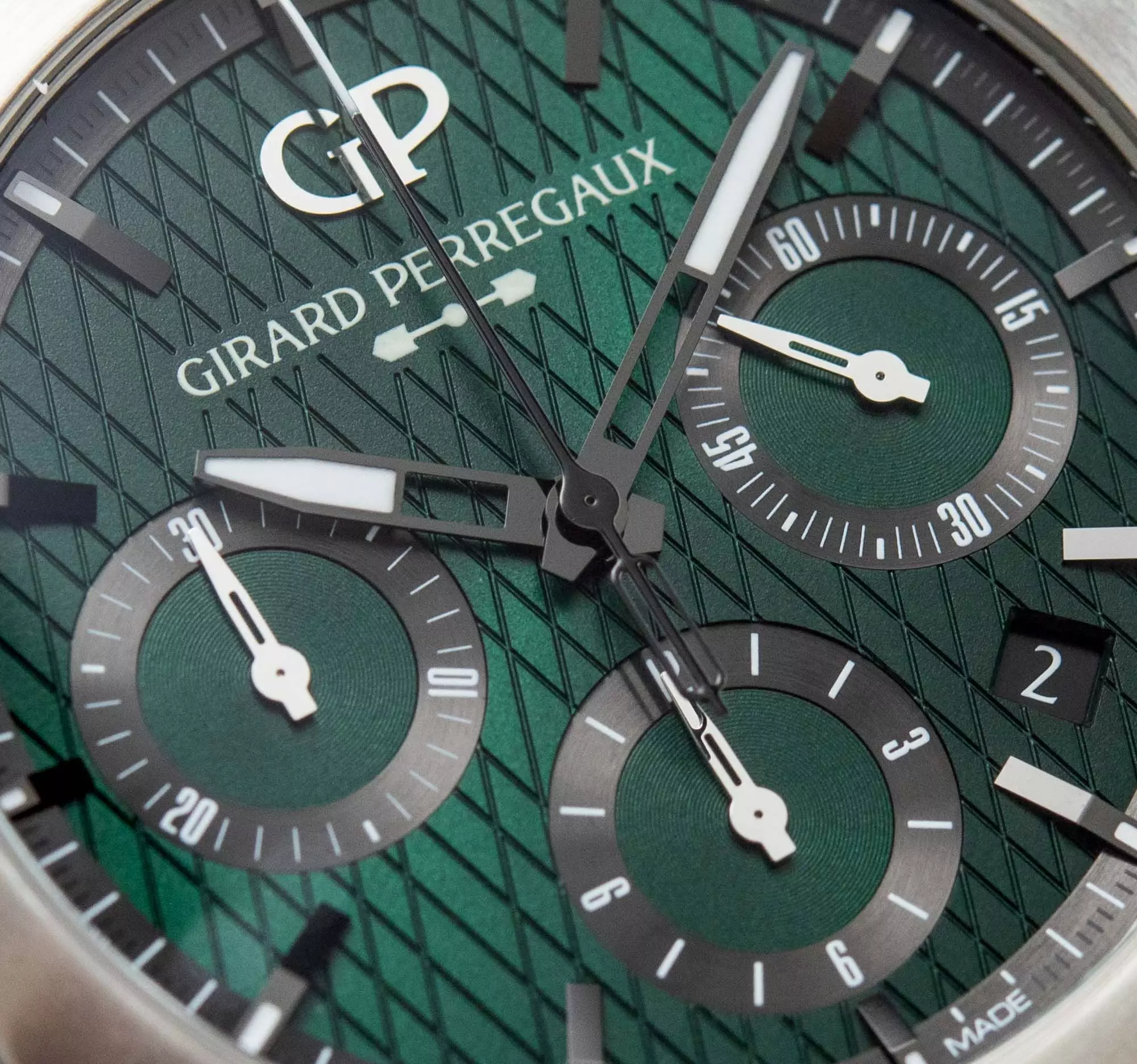 Girard-Perregaux Laureato Chronograph - часовник Aston Martin Edition 4530_4