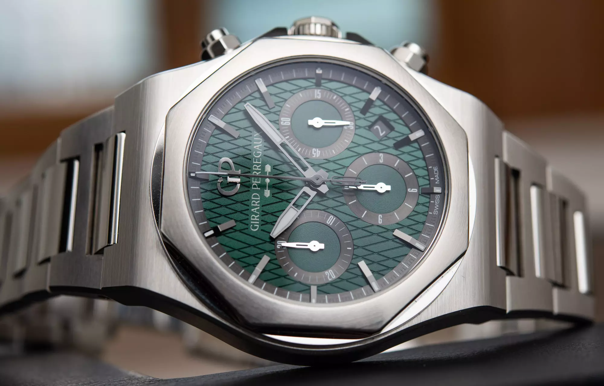 Girard-Perregaux Laureato Chronograph - часовник Aston Martin Edition 4530_6