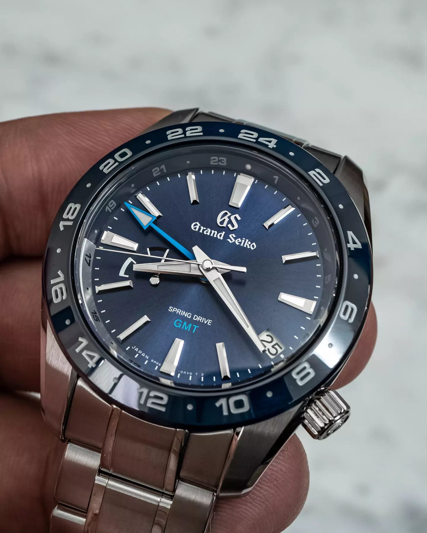 Hands-On: Grand Seiko SBGE255 Bahar sürüjisi GMT Täze kiçijik 40.5 mm keramiki bezel bilen 4603_17