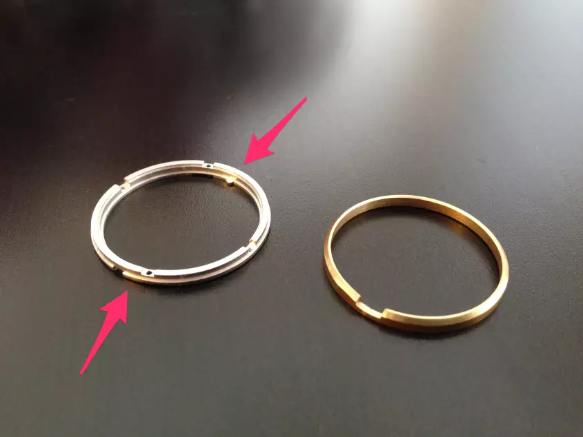 Лево е прстен за движење на Тудор за движење ЕТА. На десната страна е генерички домашен прстен за движење со дијаметар ЕТА. Забележете како прстенот Тудор има прирабници и сложени детали за лоцирање и обезбедување на движењето и, исто така, исечени вдлабнатини за да им овозможат на подвижните протези да го премостат движењето со куќиштето.