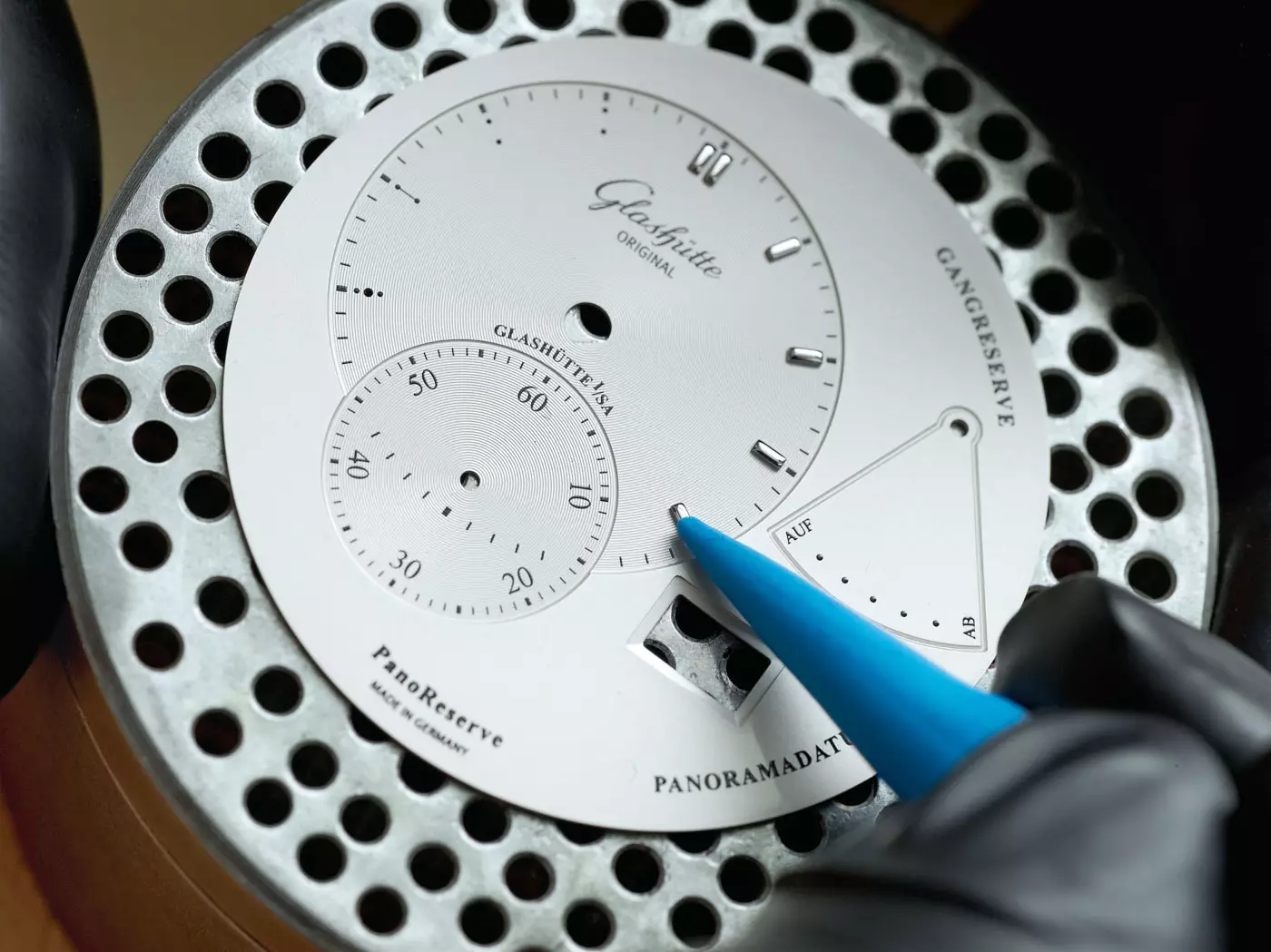 Fabricarea cadranului de ceas Glashutte Original - aplicarea indicilor cadranului ceasului
