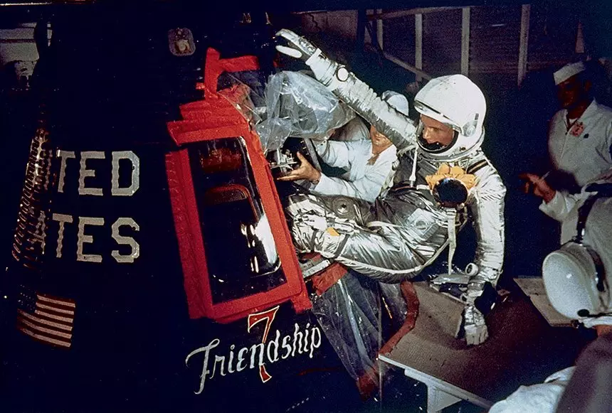 John Glenn leo lên tàu Friendship 7 với chiếc đồng hồ Heuer trên cổ tay