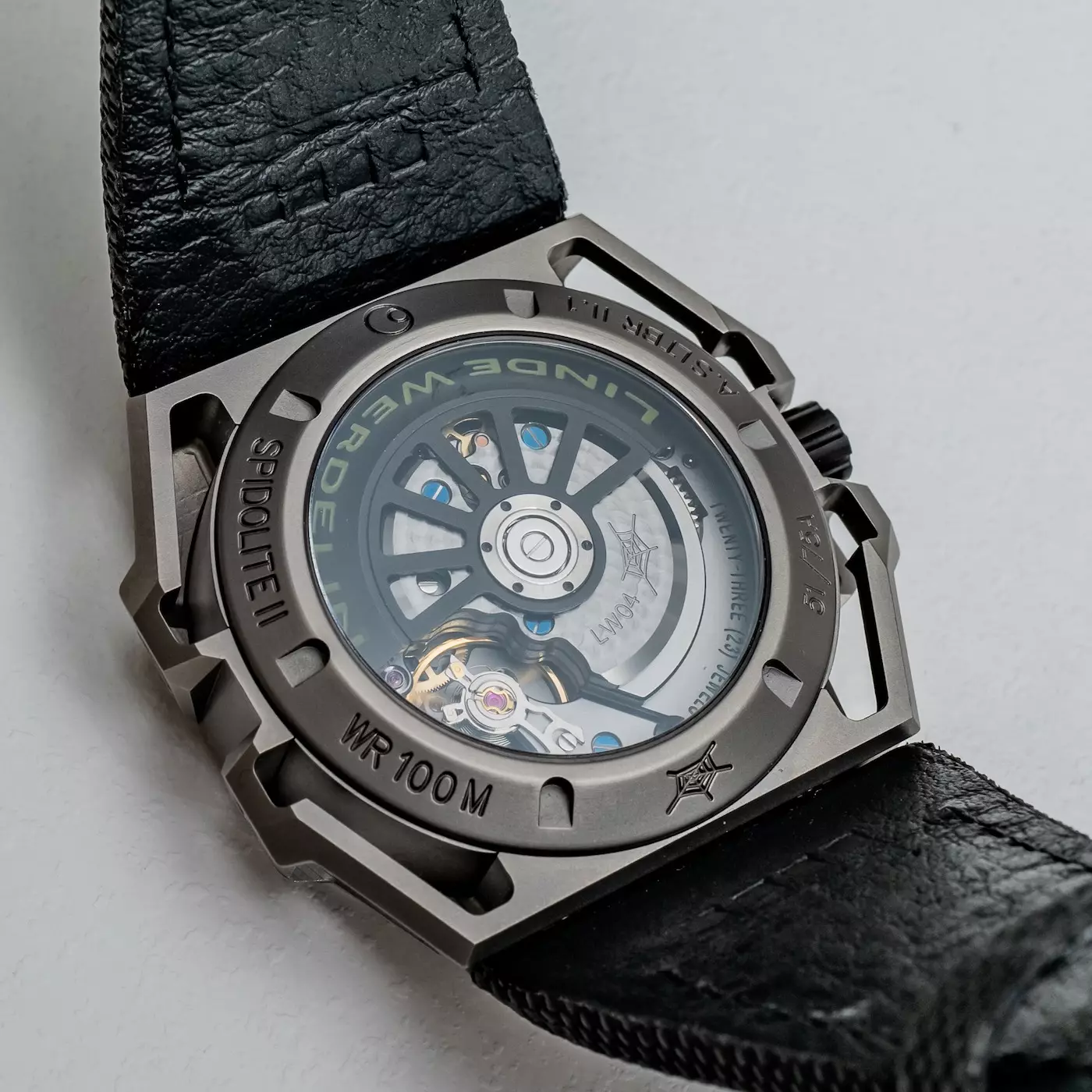 Izandla zivuliwe: Linde Werdelin SpidoLite Titanium Watch in Summit Green 5373_4