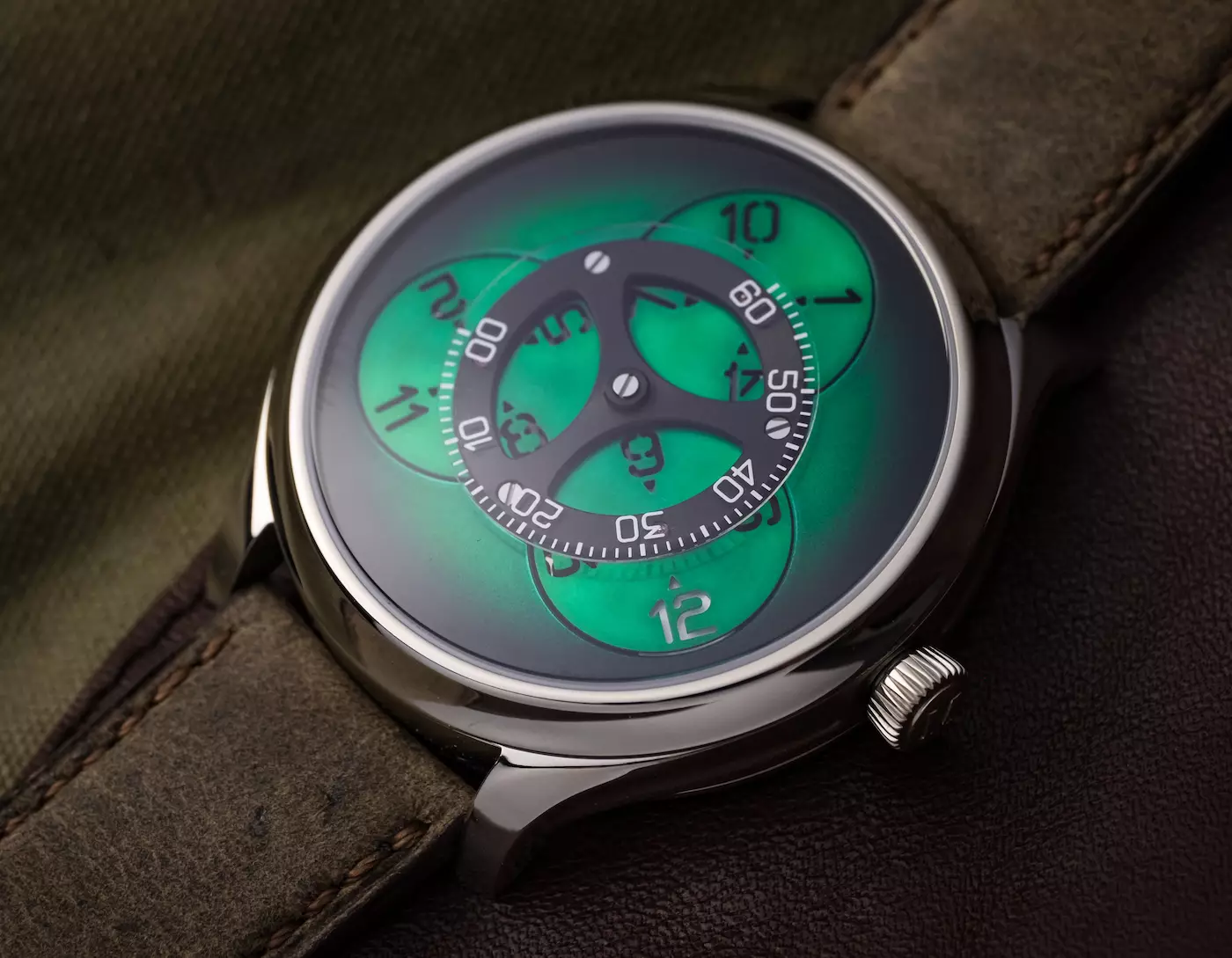 H. Moser & Cie. Endeavour Flying Hours Limited Edition SuperLumiNova आणि Cosmic Green Watches