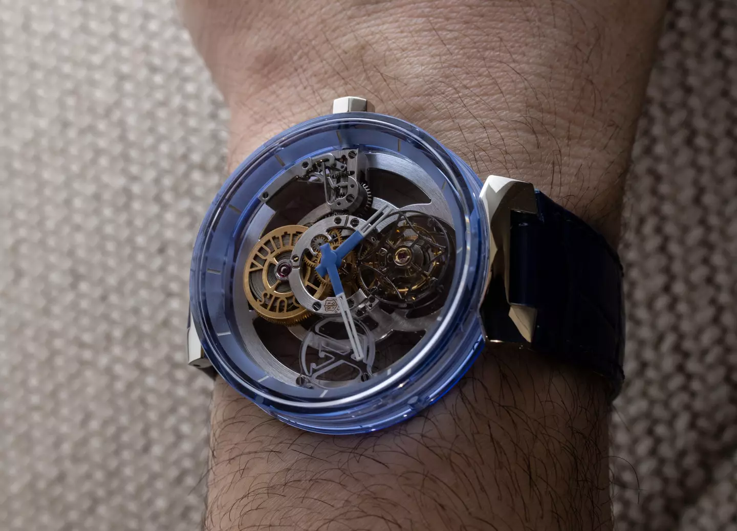 Hands-On: Louis Vuitton Tambour Moon Flying Tourbillon Orologio Poincon de Geneve blu zaffiro 5465_5