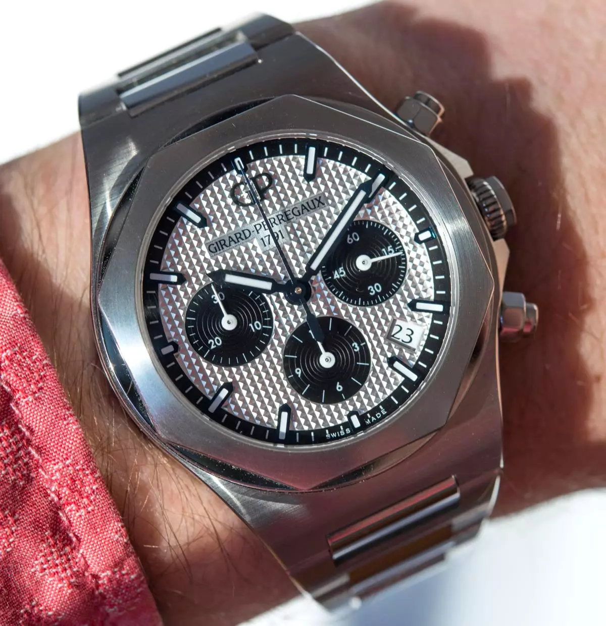 Girard-Perregaux Laureato Chronograph 38mm Watch Review | Paj 2 nan 3 55267_4