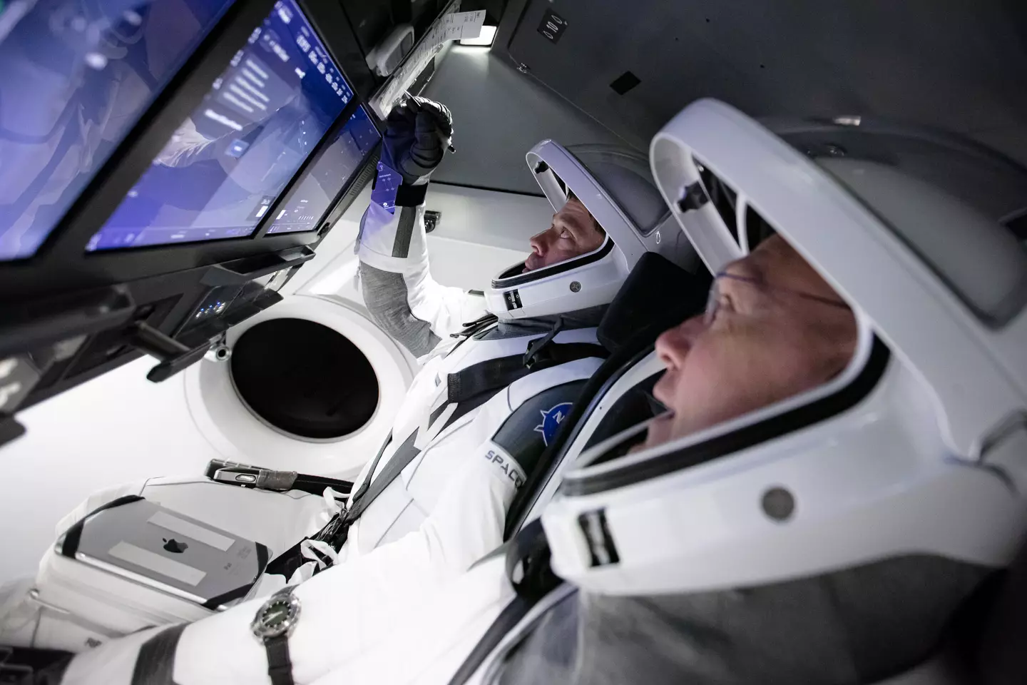 အချိန်ဖြုန်းခြင်း အင်္ဂါရပ်- အာကာသယာဉ်မှူးတစ်ဦး အာကာသထဲတွင် Omega Speedmaster X-33 ကို မည်သို့အသုံးပြုသည် 58_3
