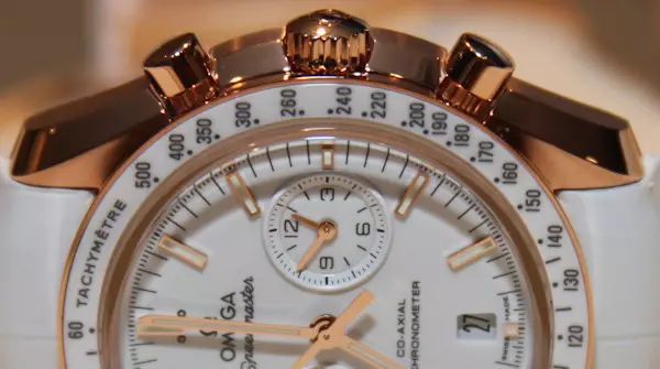 Omega Speedmaster koaksiālais hronogrāfa pulkstenis baltā rokā 59932_2