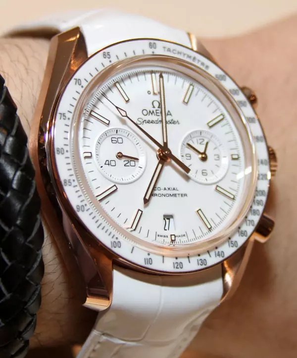 Omega Speedmaster koaksiālais hronogrāfa pulkstenis baltā rokā 59932_4