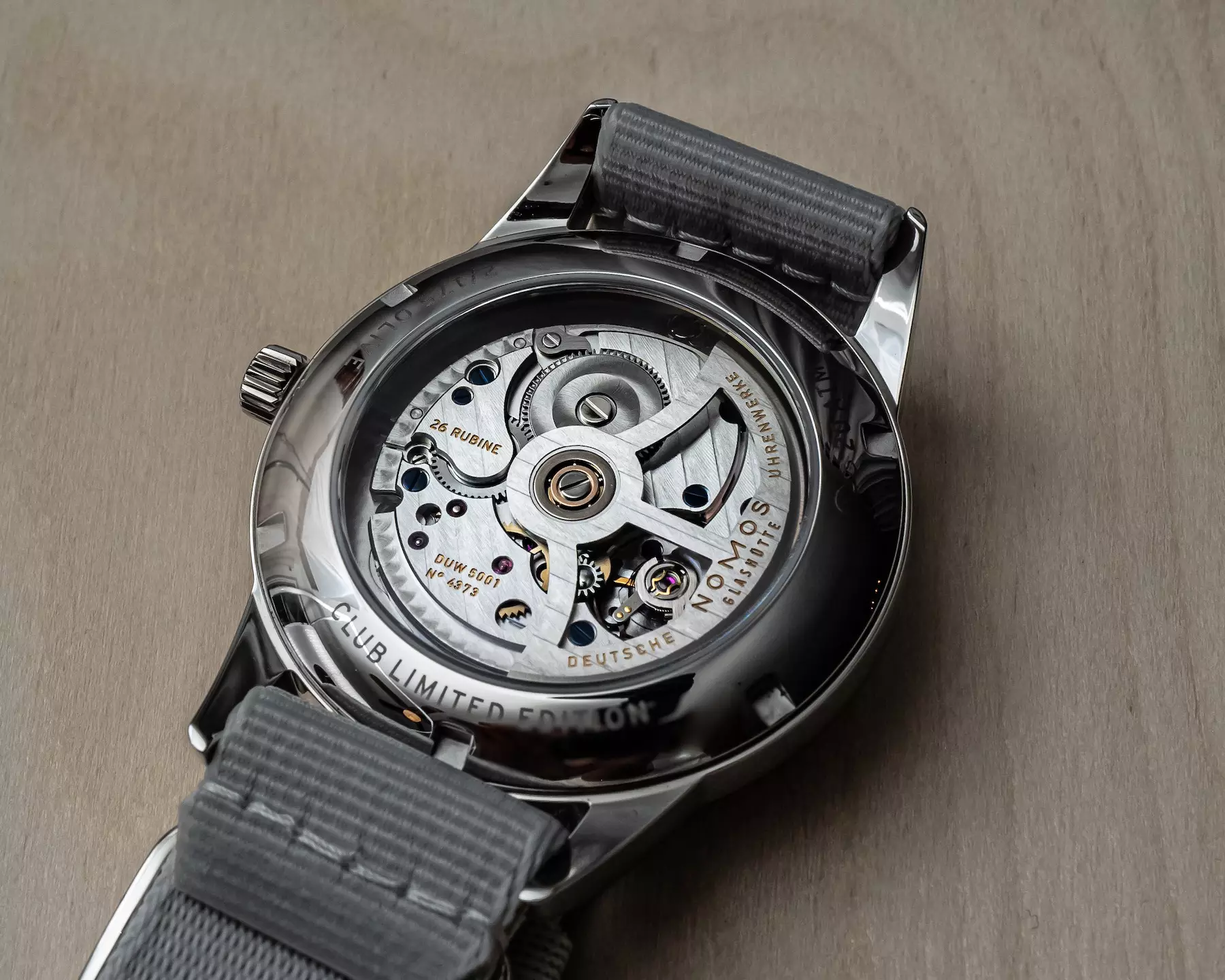 NOMOS ฉลองครบรอบ 175 ปีของการผลิตนาฬิกา Glashütte ด้วยนาฬิกา Automatic Clubs ใหม่หลากสีสันสามสาย 6007_12