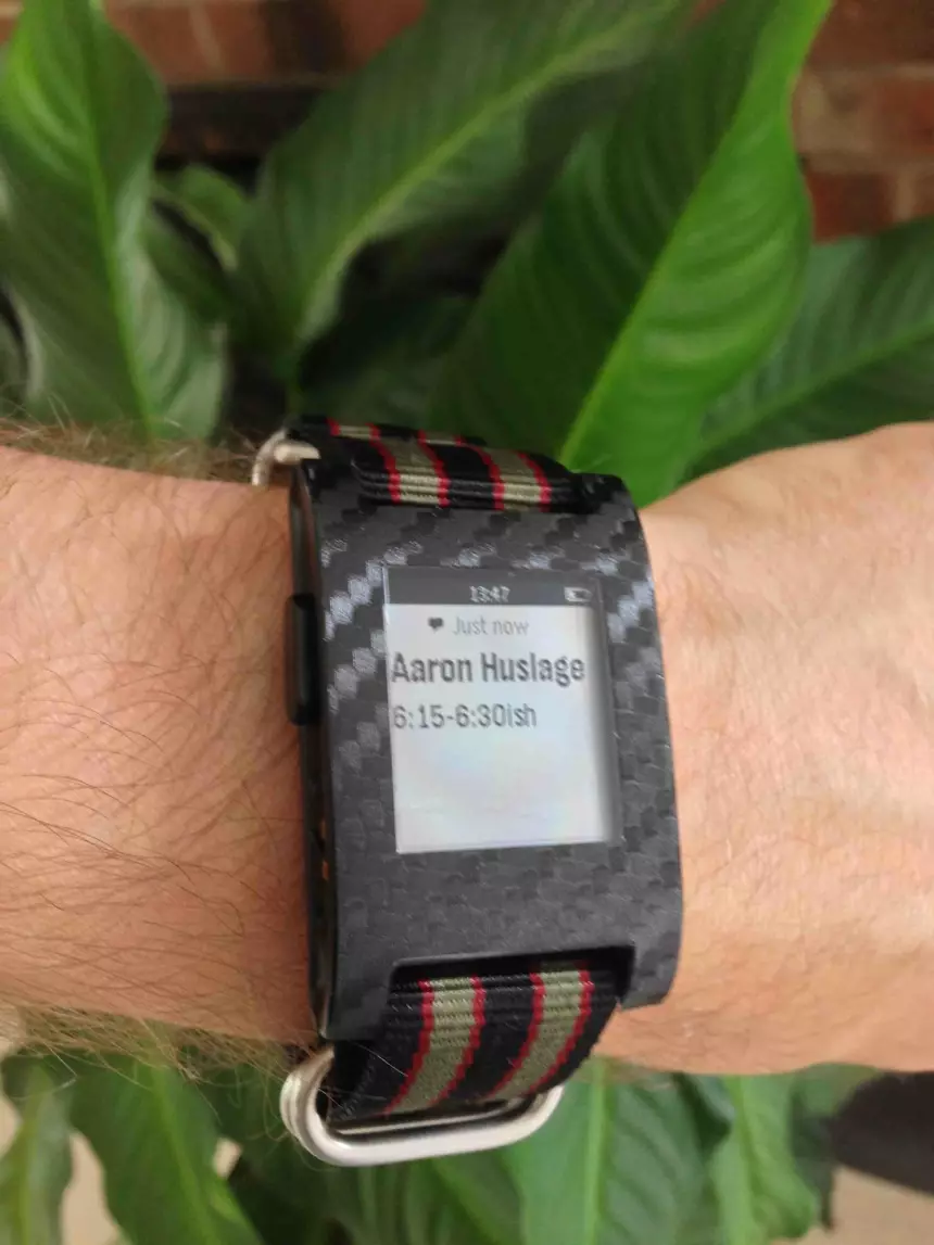 Pebble otrzymuje wiadomość tekstową i natychmiast powiadamia użytkownika.