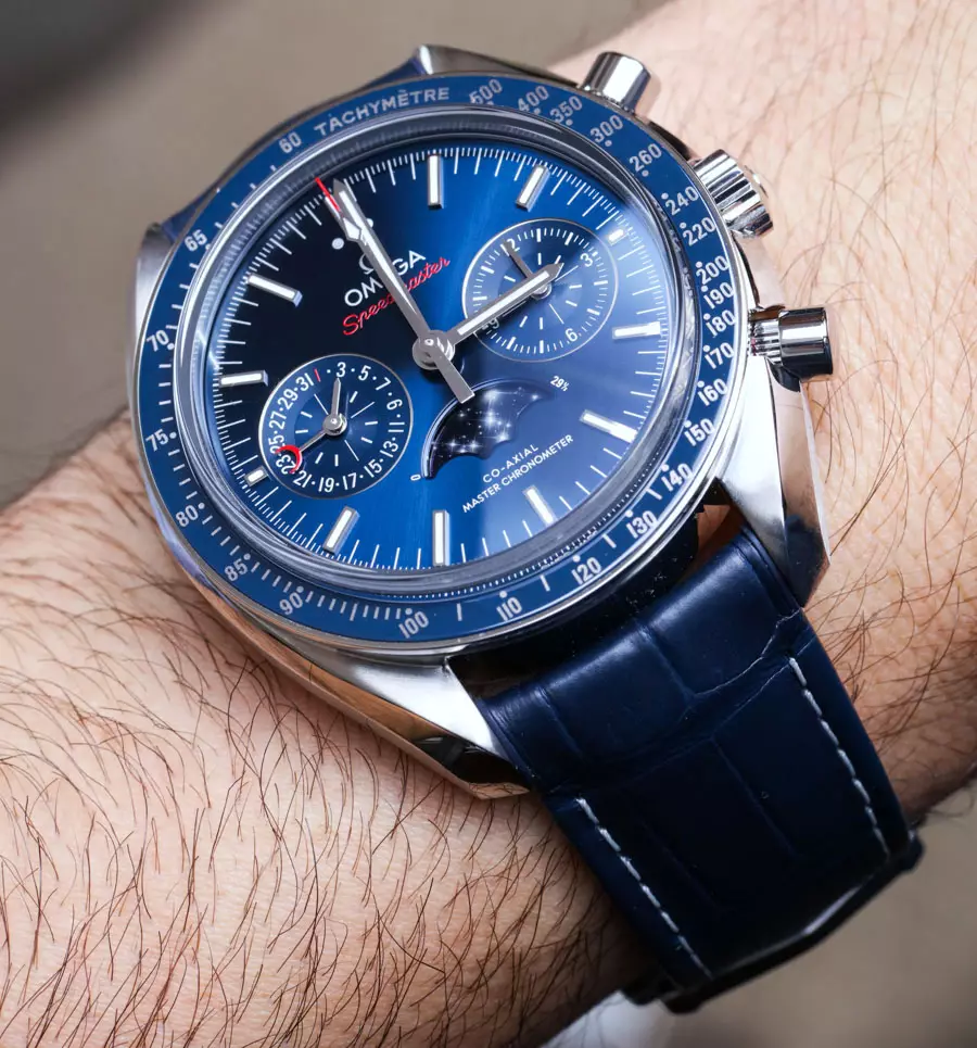 Omega-Speedmaster-Moonwatch-Co-aiseach-Máistir-Chronometer-Moonphase-Cronograph-30433445203001-aBlogtoWatch-1