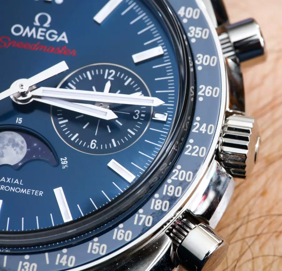 Omega-Speedmaster-Moonwatch-Co-aiseach-Máistir-Chronometer-Moonphase-Cronograph-30433445203001-aBlogtoWatch-10