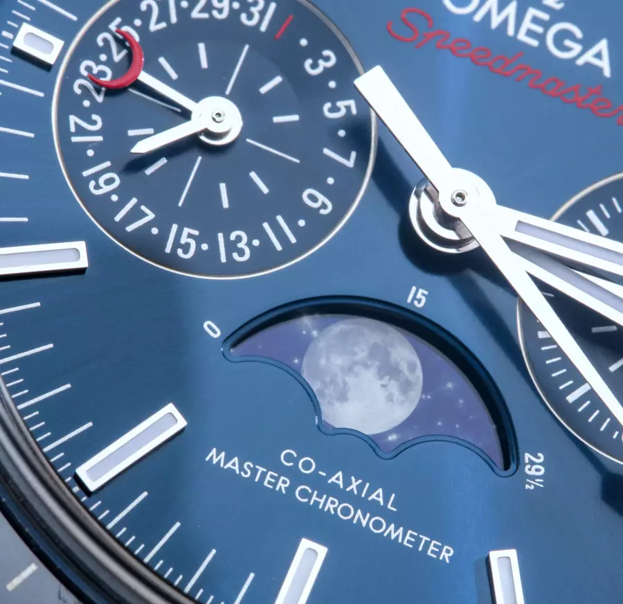 Omega-Speedmaster-Moonwatch-Co-aiseach-Máistir-Chronometer-Moonphase-Cronograph-30433445203001-aBlogtoWatch-9