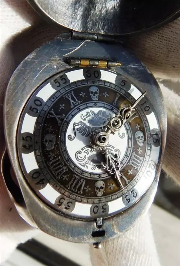 orologio da tasca con teschio vintage