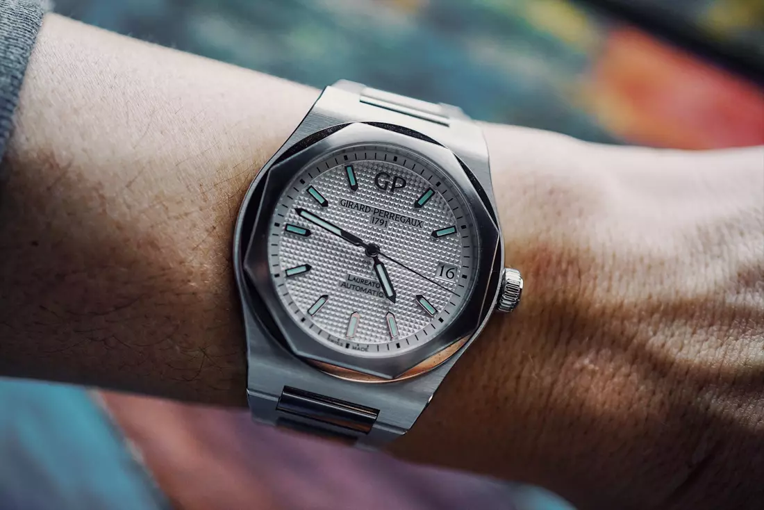 Girard-Perregaux Laureato Steel střela zápěstím