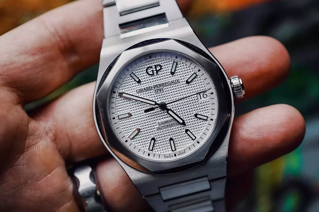 Mặt trước của Girard-Perregaux Laureato Steel