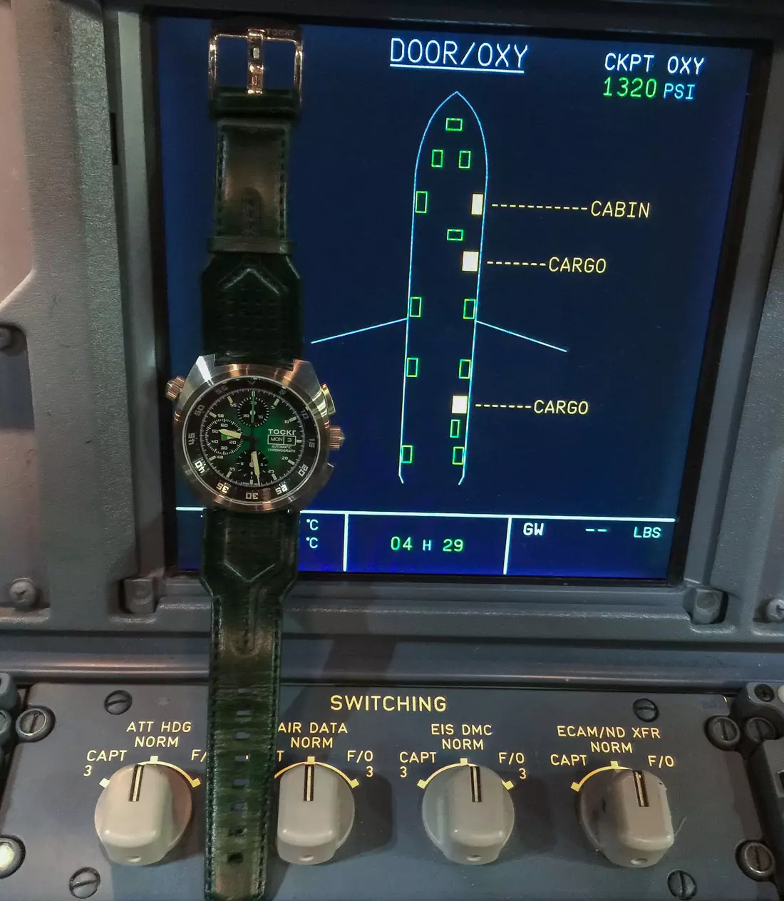 G'oliblar sharhini tomosha qiling: Tockr 'Hulk' Air Defender Chronograph soati 6781_14