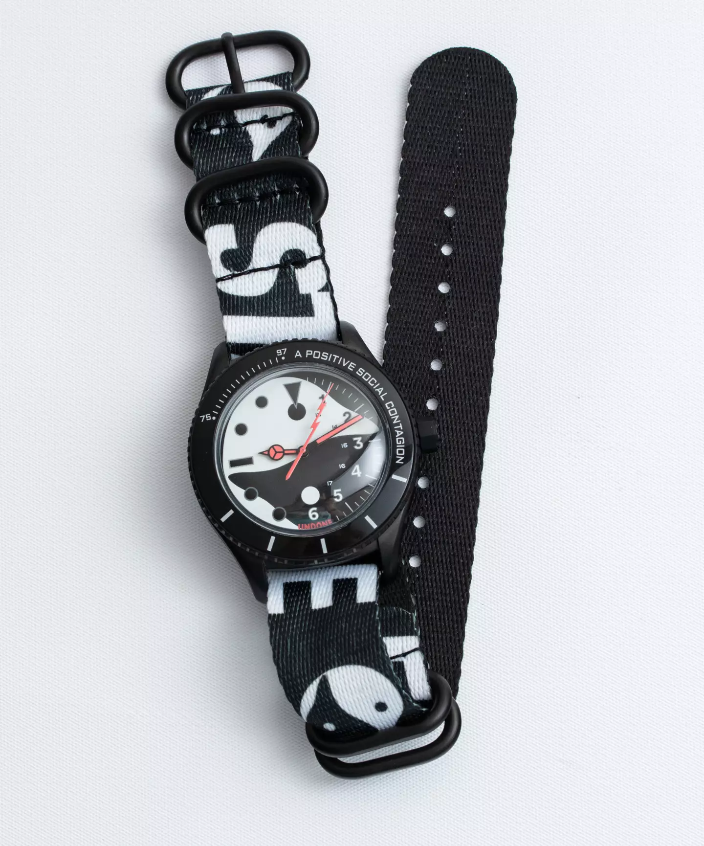 Imewashwa: TENGENEZA X STAPLE PIGEON Ying-Yang Watch 6851_2